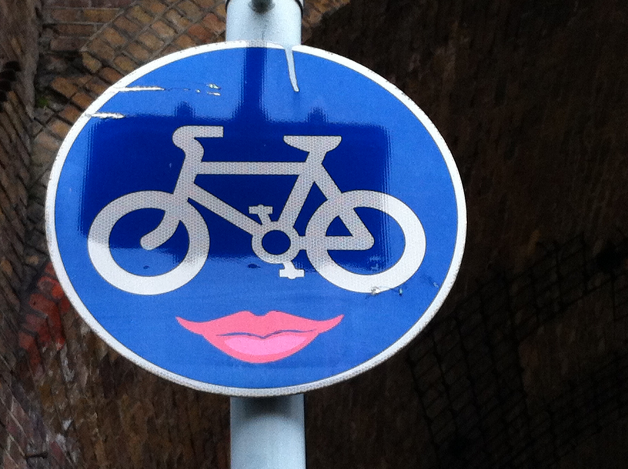 Amazing traffic sign graffiti in London | D for Dalrymple