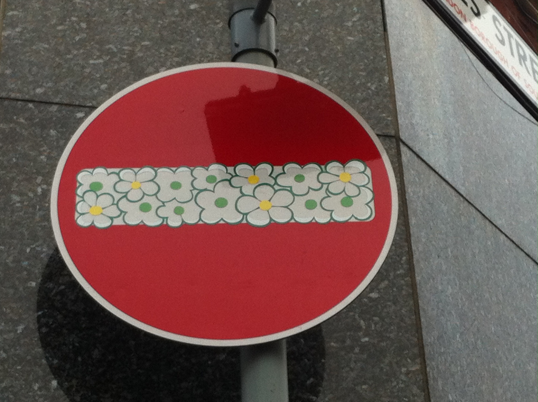 Amazing traffic sign graffiti in London | D for Dalrymple