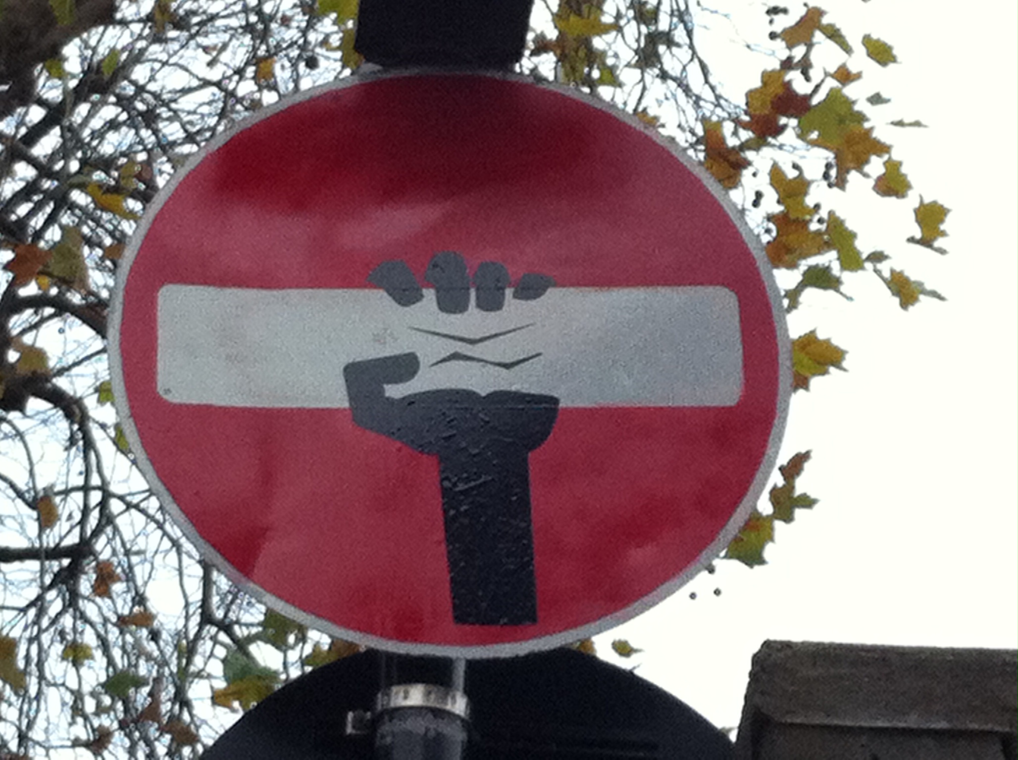 Amazing traffic sign graffiti in London | D for Dalrymple